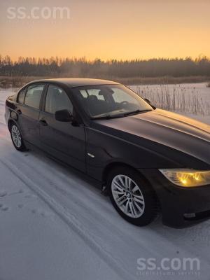 Black BMW 318 2010 in Riga, with an engine capacity of 2.00 L and mileage of 293 thousand km for 6000 €, photo 4 on AUTOMOTO.COM.LV