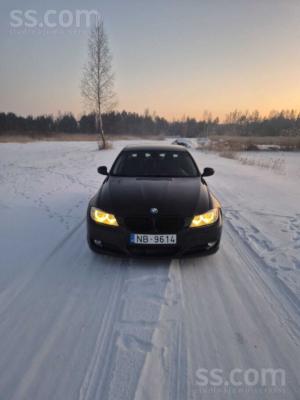 Black BMW 318 2010 in Riga, with an engine capacity of 2.00 L and mileage of 293 thousand km for 6000 €, photo 7 on AUTOMOTO.COM.LV