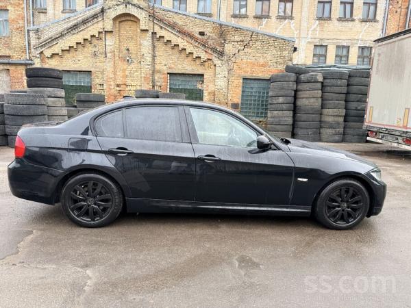 Black BMW 318 2010 in Riga, with an engine capacity of 2.00 L and mileage of 318 thousand km for 6500 €, photo 4 on AUTOMOTO.COM.LV