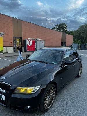 Melns BMW 318 2010 Tallina, ar dzinēja tilpumu 0.11 L un nobraukumu 172 tūkst. km par 6850 €, foto 18 vietnē AUTOMOTO.COM.LV