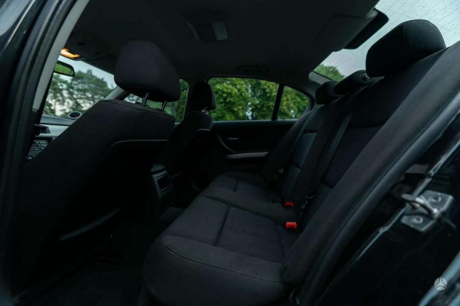 Black BMW 318 2010 in Kaunas, with an engine capacity of 2.00 L and mileage of 173 thousand km for 4700 €, photo 5 on AUTOMOTO.COM.LV