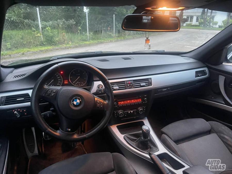 Black BMW 318 2010 in Kaunas, with an engine capacity of 2.00 L and mileage of 280 thousand km for 3900 €, photo 10 on AUTOMOTO.COM.LV