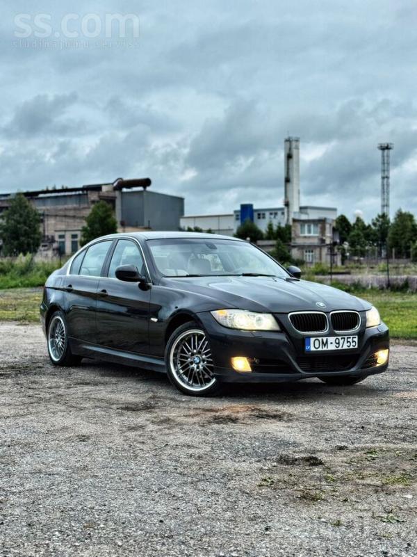 Black BMW 318 2011 in Liepaja, with an engine capacity of 2.00 L and mileage of 355 thousand km for 5800 €, photo 1 on AUTOMOTO.COM.LV