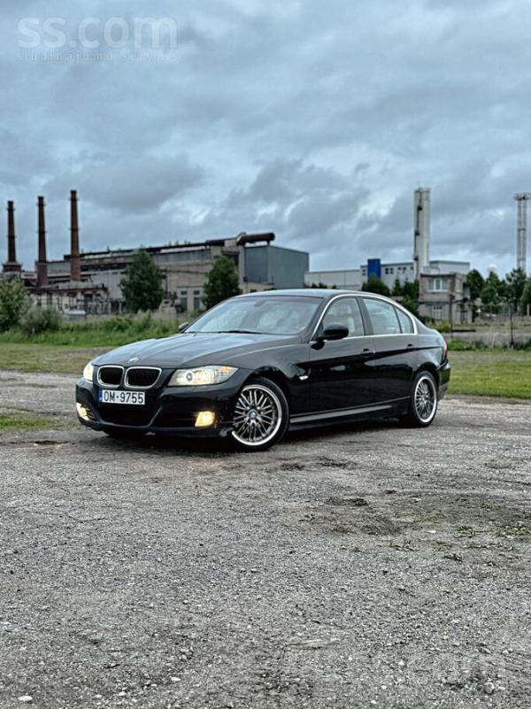 Black BMW 318 2011 in Liepaja, with an engine capacity of 2.00 L and mileage of 355 thousand km for 5800 €, photo 2 on AUTOMOTO.COM.LV