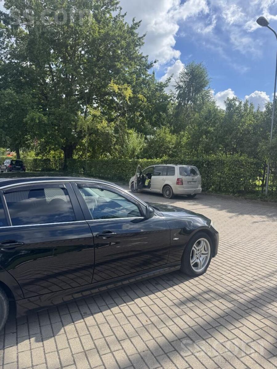 Black BMW 318 2011 in Cesis, with an engine capacity of 2.00 L and mileage of 0 thousand km for 4100 €, photo 4 on AUTOMOTO.COM.LV