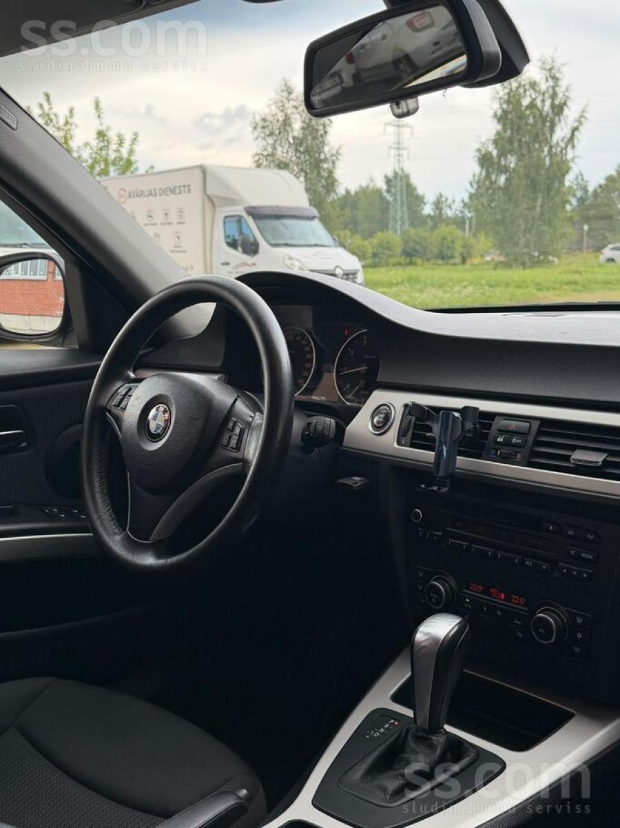Black BMW 318 2011 in Riga, with an engine capacity of 2.00 L and mileage of 259 thousand km for 4000 €, photo 8 on AUTOMOTO.COM.LV