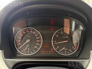 Black BMW 318 2011 in Riga, with an engine capacity of 2.00 L and mileage of 259 thousand km for 4000 €, photo 14 on AUTOMOTO.COM.LV