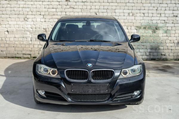 Black BMW 318 2011 in Liepaja, with an engine capacity of 2.00 L and mileage of 211 thousand km for 4800 €, photo 3 on AUTOMOTO.COM.LV