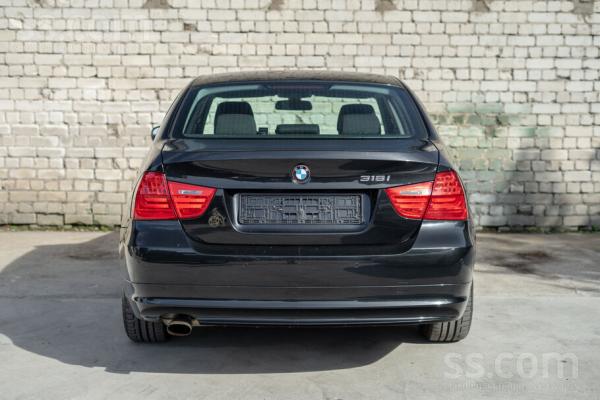 Black BMW 318 2011 in Liepaja, with an engine capacity of 2.00 L and mileage of 211 thousand km for 4800 €, photo 6 on AUTOMOTO.COM.LV