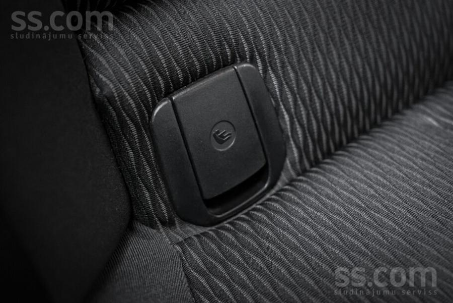 Black BMW 318 2012 in Riga, with an engine capacity of 2.00 L and mileage of 178 thousand km for 8250 €, photo 13 on AUTOMOTO.COM.LV