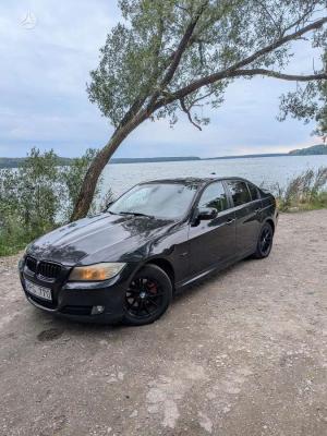 Black BMW 318 2012 in Kaunas, with an engine capacity of 2.00 L and mileage of 292 thousand km for 4900 €, photo 3 on AUTOMOTO.COM.LV