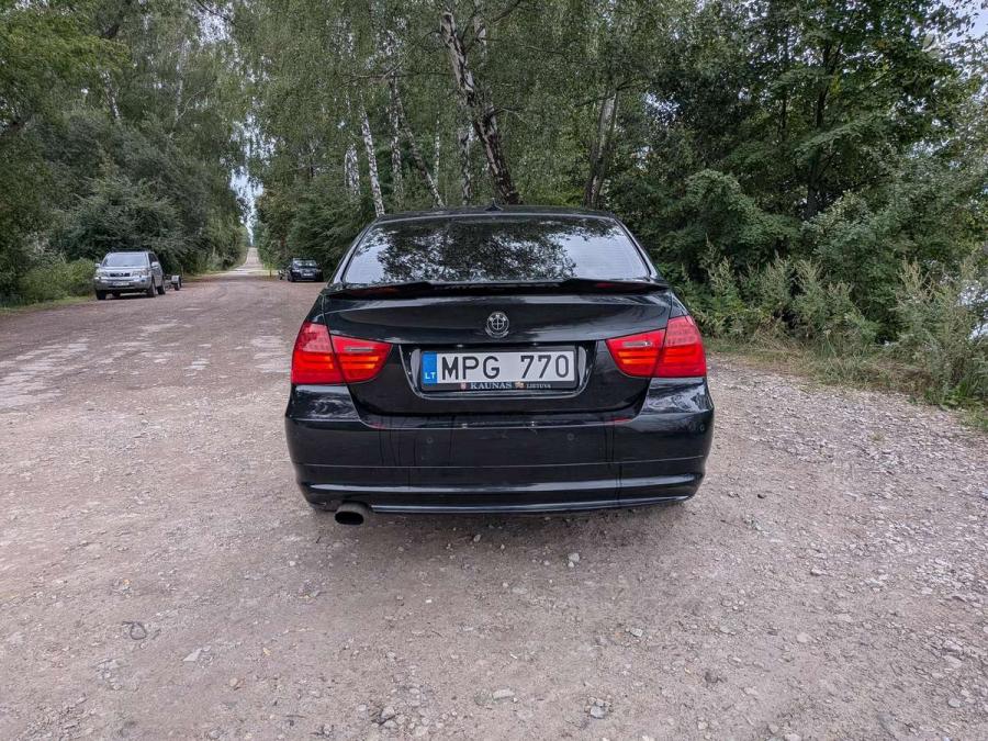Black BMW 318 2012 in Kaunas, with an engine capacity of 2.00 L and mileage of 292 thousand km for 4900 €, photo 6 on AUTOMOTO.COM.LV