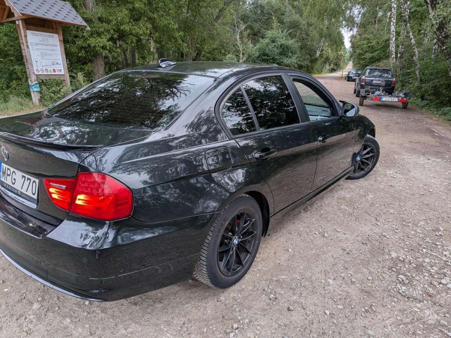 Black BMW 318 2012 in Kaunas, with an engine capacity of 2.00 L and mileage of 292 thousand km for 4900 €, photo 7 on AUTOMOTO.COM.LV