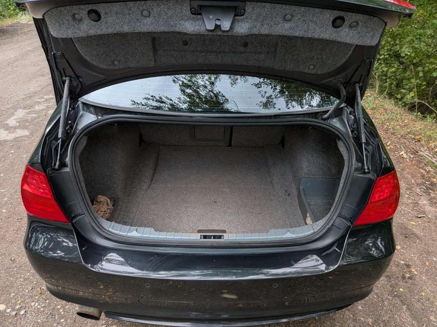 Black BMW 318 2012 in Kaunas, with an engine capacity of 2.00 L and mileage of 292 thousand km for 4900 €, photo 11 on AUTOMOTO.COM.LV