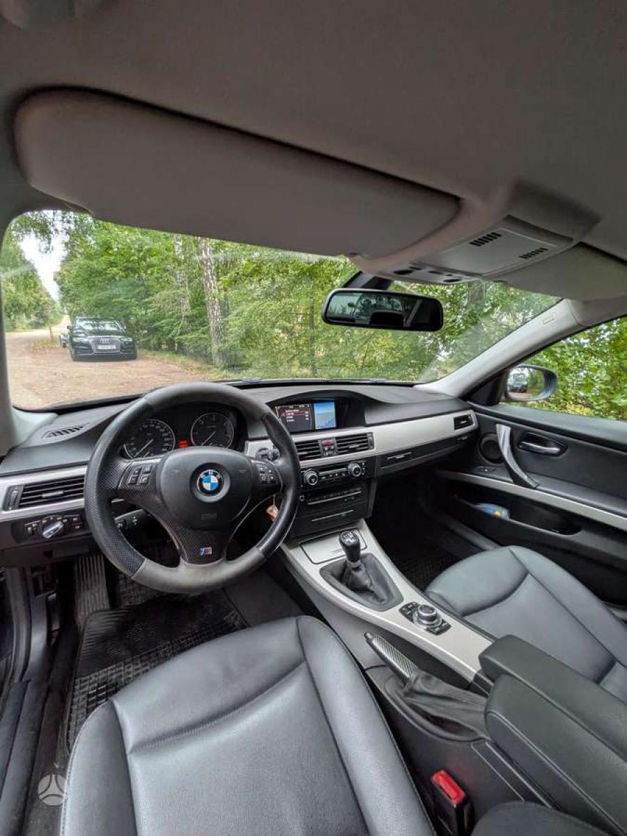 Black BMW 318 2012 in Kaunas, with an engine capacity of 2.00 L and mileage of 292 thousand km for 4900 €, photo 13 on AUTOMOTO.COM.LV