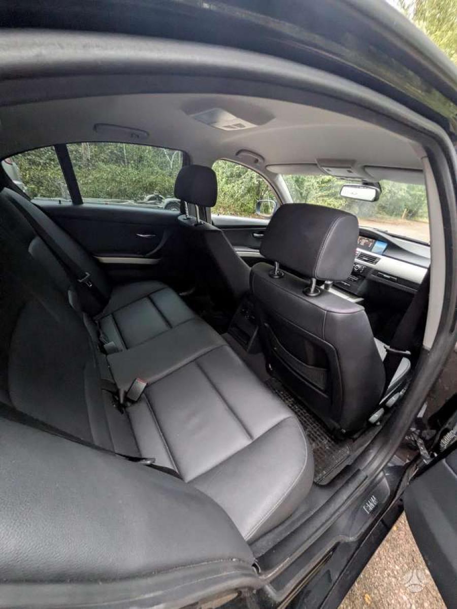 Black BMW 318 2012 in Kaunas, with an engine capacity of 2.00 L and mileage of 292 thousand km for 4900 €, photo 17 on AUTOMOTO.COM.LV
