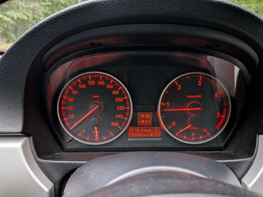 Black BMW 318 2012 in Kaunas, with an engine capacity of 2.00 L and mileage of 292 thousand km for 4900 €, photo 18 on AUTOMOTO.COM.LV