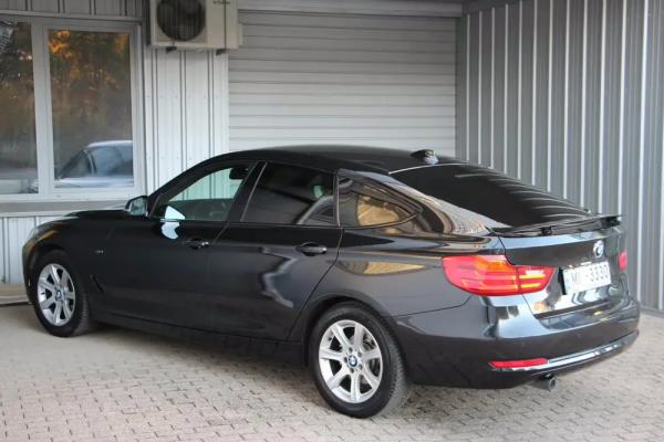 Black BMW 318 2013 in Marupe, with an engine capacity of 2.00 L and mileage of 275 thousand km for 12550 €, photo 9 on AUTOMOTO.COM.LV
