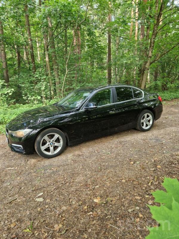Black BMW 318 2015 in Riga, with an engine capacity of 2.00 L and mileage of 158 thousand km for 10500 €, photo 4 on AUTOMOTO.COM.LV