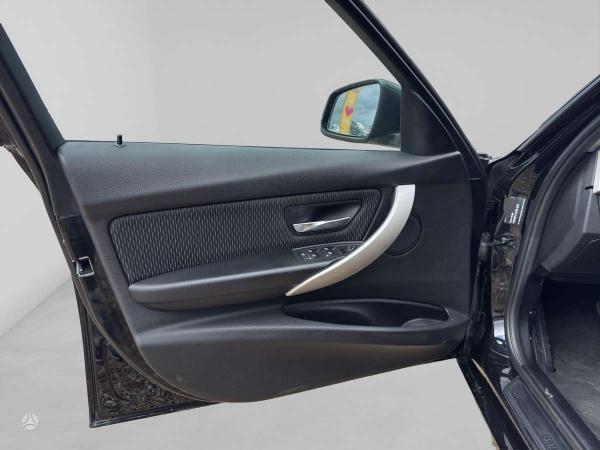 Melns BMW 318 2015 Kauņa, ar dzinēja tilpumu 1.50 L un nobraukumu 281 tūkst. km par 9490 €, foto 10 vietnē AUTOMOTO.COM.LV