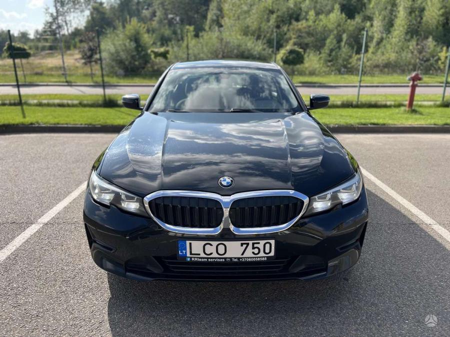 Black BMW 318 2019 in Vilnius, with an engine capacity of 2.00 L and mileage of 163 thousand km for 16599 €, photo 3 on AUTOMOTO.COM.LV