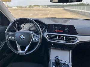 Black BMW 318 2019 in Vilnius, with an engine capacity of 2.00 L and mileage of 163 thousand km for 16599 €, photo 14 on AUTOMOTO.COM.LV