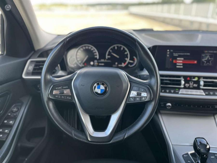 Black BMW 318 2019 in Vilnius, with an engine capacity of 2.00 L and mileage of 163 thousand km for 16599 €, photo 15 on AUTOMOTO.COM.LV