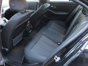 Black BMW 318 2021 in Vilnius, with an engine capacity of 2.00 L and mileage of 39 thousand km for 24750 €, photo 9 on AUTOMOTO.COM.LV