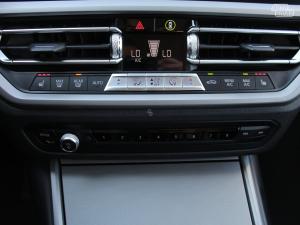 Black BMW 318 2021 in Vilnius, with an engine capacity of 2.00 L and mileage of 39 thousand km for 24750 €, photo 21 on AUTOMOTO.COM.LV