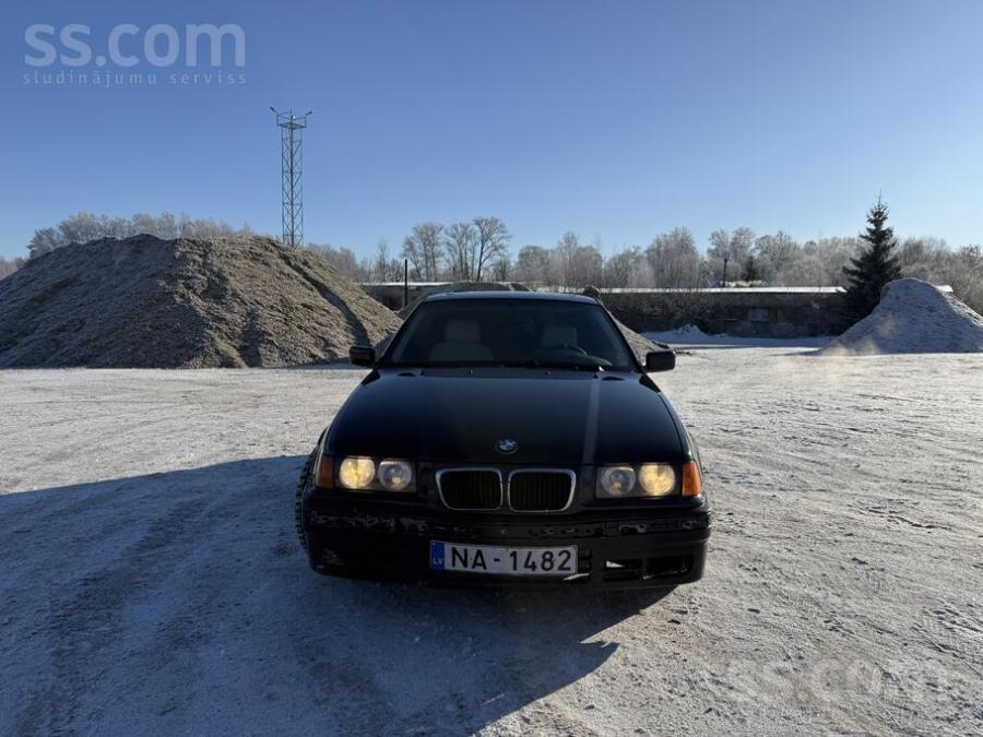Black BMW 318 1997 in Cesis, with an engine capacity of 2.00 L and mileage of 386 thousand km for 2450 €, photo 2 on AUTOMOTO.COM.LV