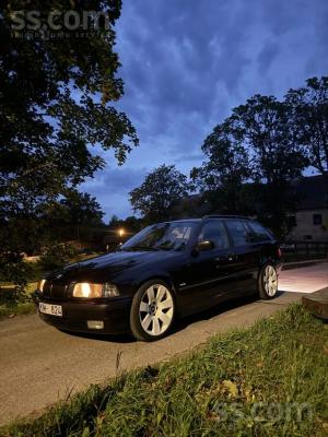 Melns BMW 318 1998 Rīga, ar dzinēja tilpumu 1.80 L un nobraukumu 330 tūkst. km par 2400 €, foto  vietnē AUTOMOTO.COM.LV