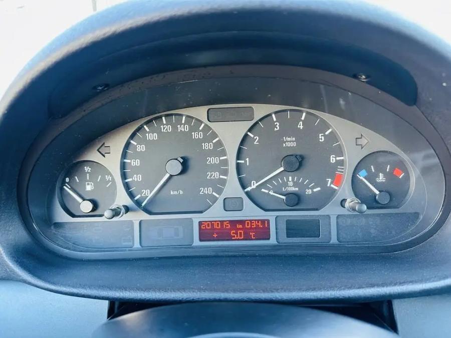 Melns BMW 318 2003 Rīga, ar dzinēja tilpumu 2.00 L un nobraukumu 207 tūkst. km par 2700 €, foto 10 vietnē AUTOMOTO.COM.LV