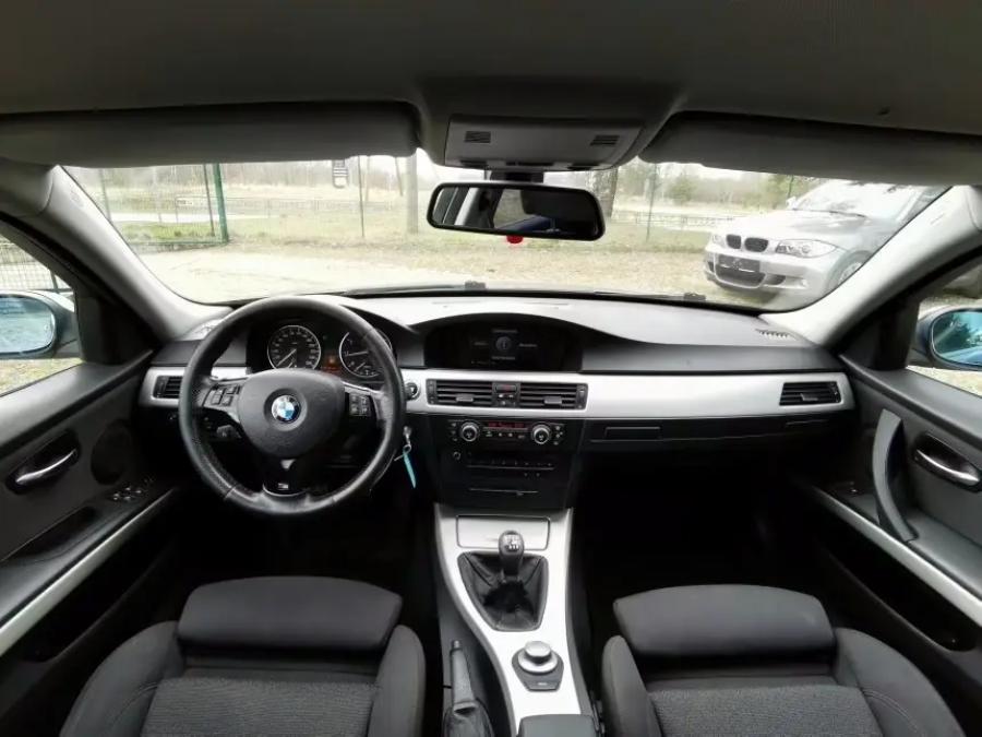 Black BMW 318 2008 in Kuldiga, with an engine capacity of 2.00 L and mileage of 269 thousand km for 4900 €, photo 6 on AUTOMOTO.COM.LV