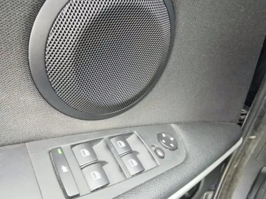 Black BMW 318 2008 in Kuldiga, with an engine capacity of 2.00 L and mileage of 269 thousand km for 4900 €, photo 16 on AUTOMOTO.COM.LV