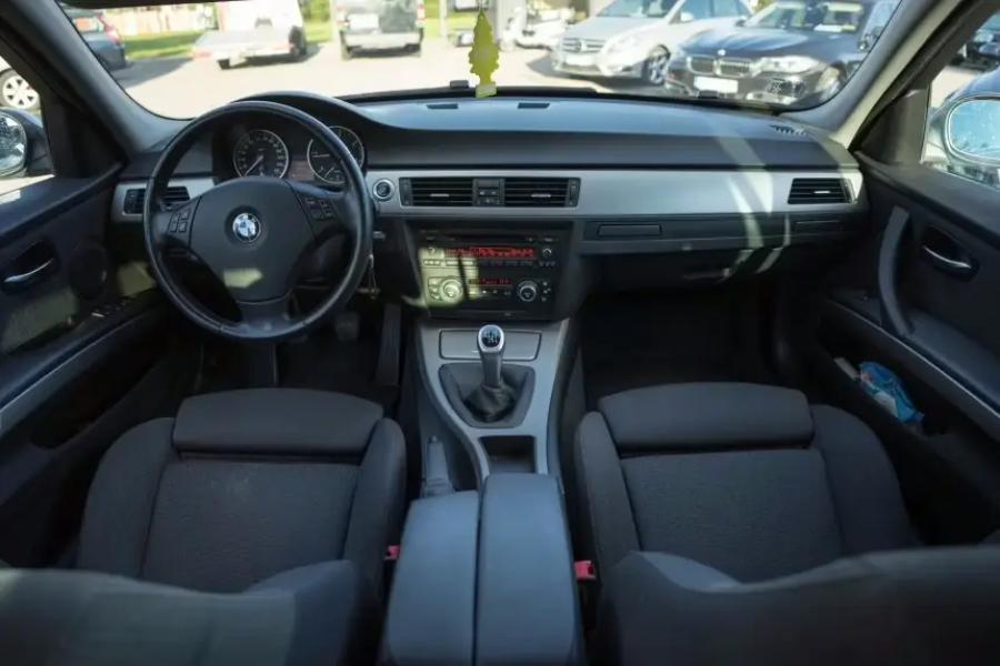 Black BMW 318 2008 in Liepaja, with an engine capacity of 2.00 L and mileage of 237 thousand km for 5250 €, photo 8 on AUTOMOTO.COM.LV