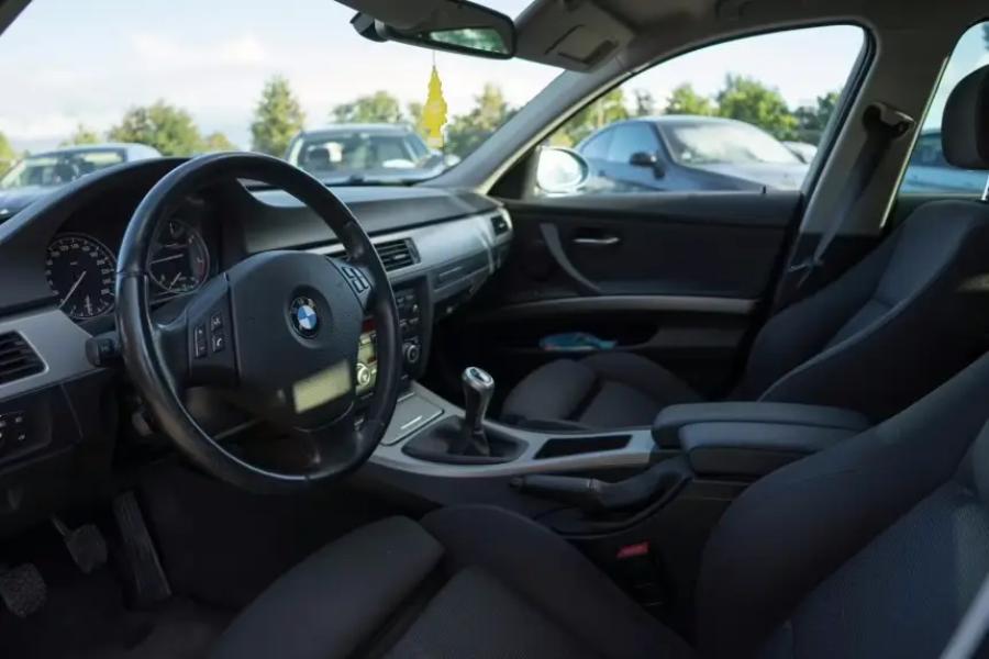 Black BMW 318 2008 in Liepaja, with an engine capacity of 2.00 L and mileage of 237 thousand km for 5250 €, photo 9 on AUTOMOTO.COM.LV