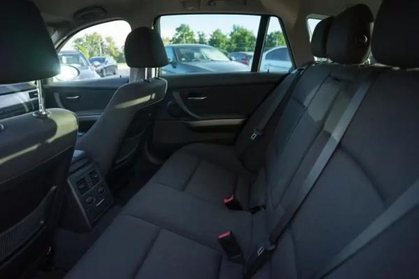 Black BMW 318 2008 in Liepaja, with an engine capacity of 2.00 L and mileage of 237 thousand km for 5250 €, photo 9 on AUTOMOTO.COM.LV