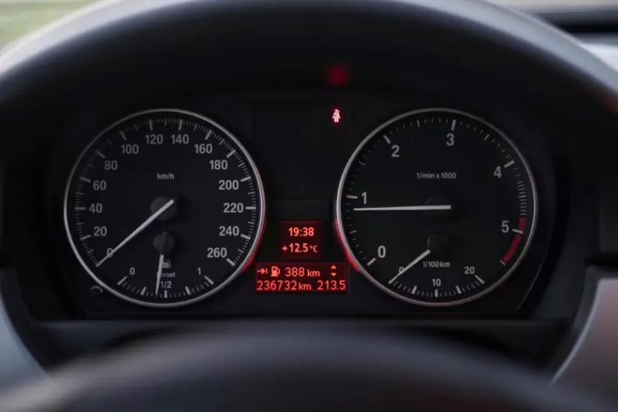 Black BMW 318 2008 in Liepaja, with an engine capacity of 2.00 L and mileage of 237 thousand km for 5250 €, photo 14 on AUTOMOTO.COM.LV