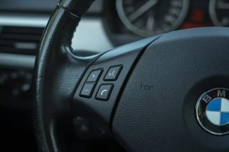 Black BMW 318 2008 in Liepaja, with an engine capacity of 2.00 L and mileage of 237 thousand km for 5250 €, photo 17 on AUTOMOTO.COM.LV