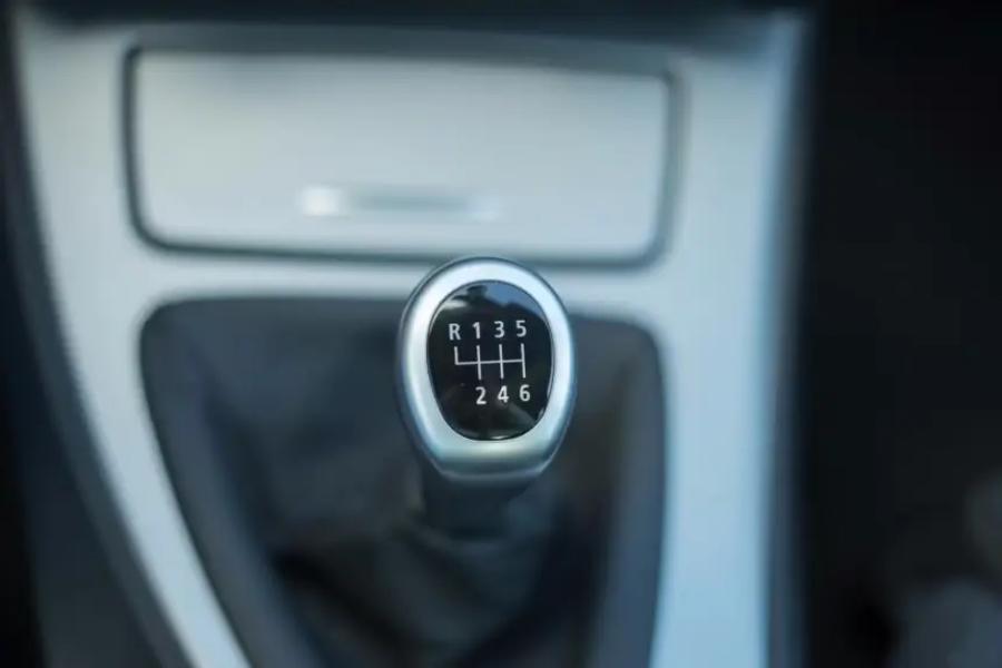Black BMW 318 2008 in Liepaja, with an engine capacity of 2.00 L and mileage of 237 thousand km for 5250 €, photo 20 on AUTOMOTO.COM.LV