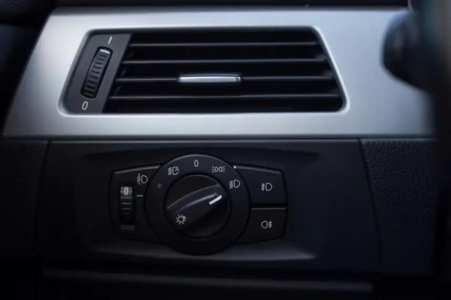 Black BMW 318 2008 in Liepaja, with an engine capacity of 2.00 L and mileage of 237 thousand km for 5250 €, photo 23 on AUTOMOTO.COM.LV