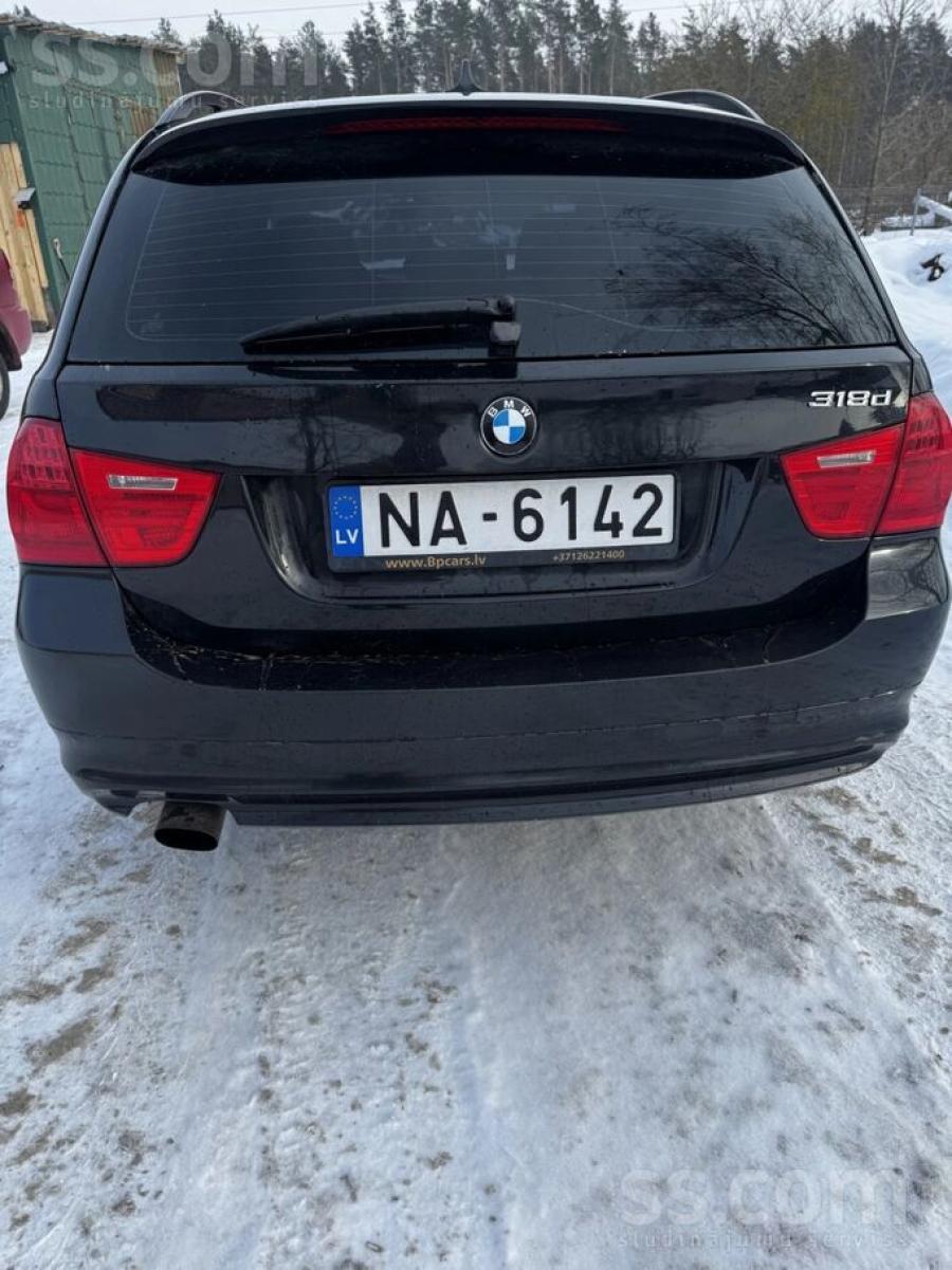Black BMW 318 2009 in Riga, with an engine capacity of 2.00 L and mileage of 303 thousand km for 3300 €, photo 2 on AUTOMOTO.COM.LV