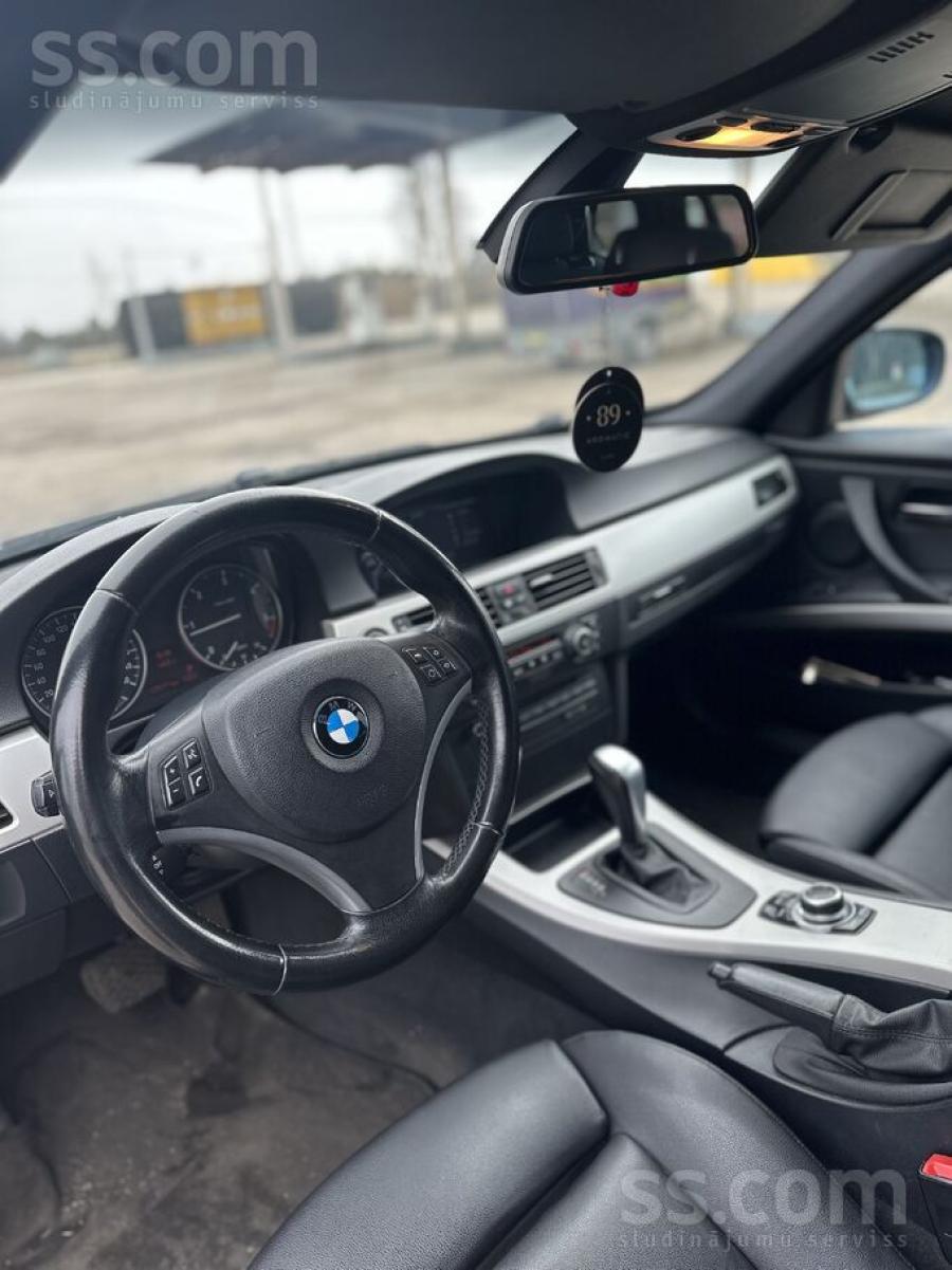 Black BMW 318 2009 in Liepaja, with an engine capacity of 2.00 L and mileage of 323 thousand km for 4650 €, photo 6 on AUTOMOTO.COM.LV