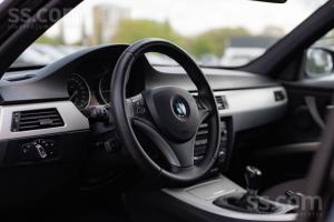 Black BMW 318 2009 in Riga, with an engine capacity of 2.00 L and mileage of 307 thousand km for 5590 €, photo 13 on AUTOMOTO.COM.LV