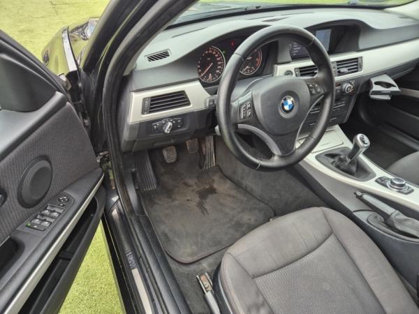 Black BMW 318 2009 in Riga, with an engine capacity of 2.00 L and mileage of 293 thousand km for 4200 €, photo 4 on AUTOMOTO.COM.LV