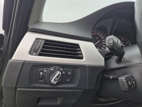 Black BMW 318 2009 in Riga, with an engine capacity of 2.00 L and mileage of 293 thousand km for 4200 €, photo 5 on AUTOMOTO.COM.LV