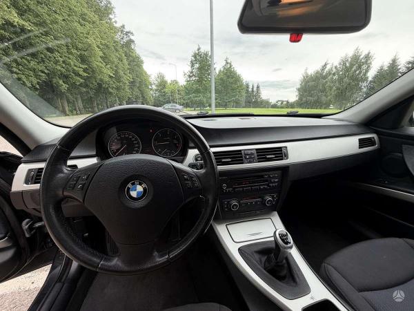 Black BMW 318 2009 in Sirvintos, with an engine capacity of 2.00 L and mileage of 254 thousand km for 3350 €, photo 8 on AUTOMOTO.COM.LV