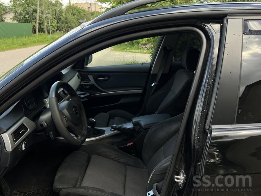 Black BMW 318 2009 in Daugavpils, with an engine capacity of 2.00 L and mileage of 310 thousand km for 3800 €, photo 9 on AUTOMOTO.COM.LV
