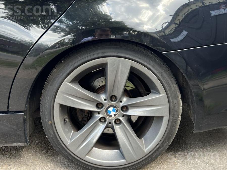 Black BMW 318 2009 in Daugavpils, with an engine capacity of 2.00 L and mileage of 310 thousand km for 3800 €, photo 11 on AUTOMOTO.COM.LV