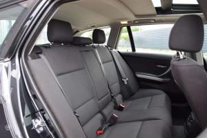 Black BMW 318 2009 in Vilnius, with an engine capacity of 2.00 L and mileage of 224 thousand km for 2750 €, photo 22 on AUTOMOTO.COM.LV